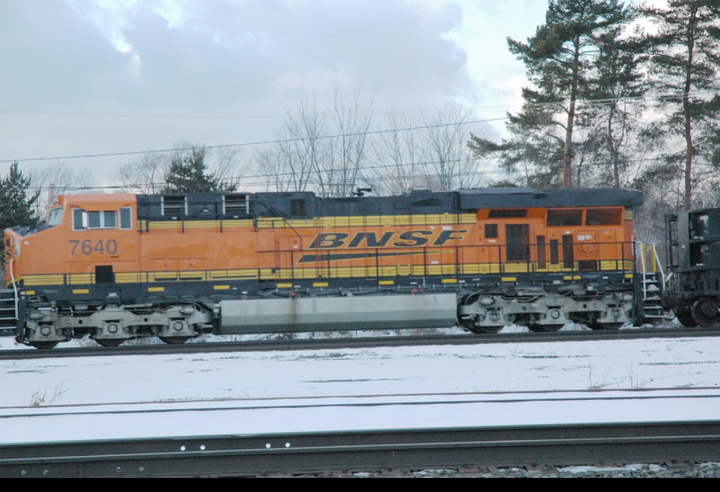 BNSF 7640, West on NS